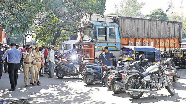 Pune RTO yet to adapt complete digitisation as applicants forced to ...