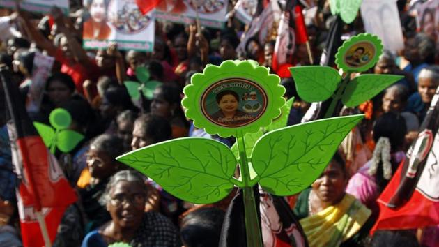 EC hearing on AIADMK symbol feud inconclusive, next hearing on Nov 1 ...