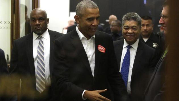 Barack Obama signs autographs, wins hearts as he shows up for jury duty ...
