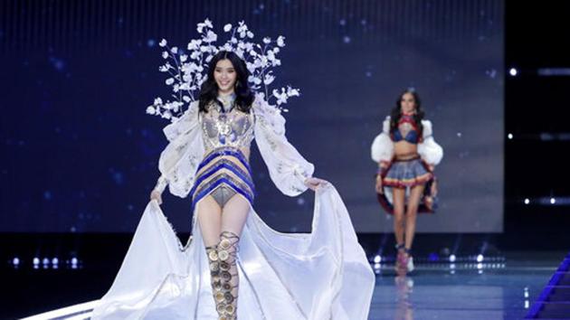 You go, girl! China cheers model who fell on Victoria’s Secret catwalk ...