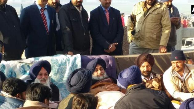Sukhbir, protesting attack on Akalis, spends night on Harike bridge ...