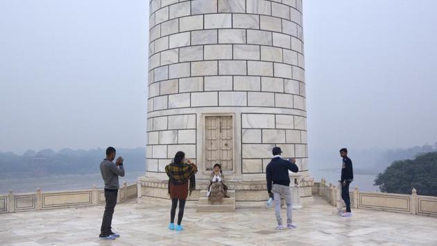 Photos: Restoring Taj Mahal’s delicate dome a dilemma for workers in ...