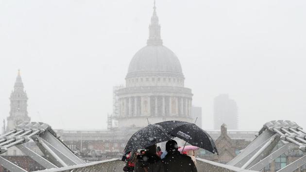 Photos: Britain blanketed by heaviest snowfall in over 4 years ...
