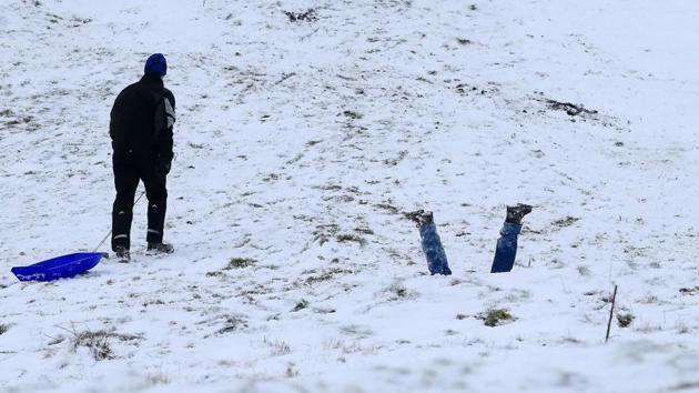 Photos: Britain blanketed by heaviest snowfall in over 4 years ...