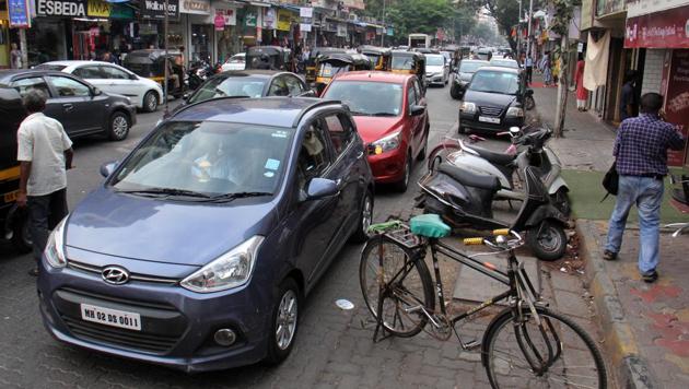 Narrow lanes, triple parking: Heavy traffic new normal for Mumbai’s ...