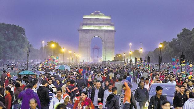 Traffic crawls as Delhiites step out to celebrate X’mas | Latest News Delhi