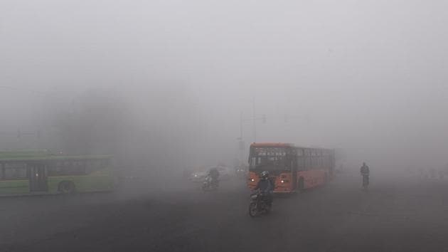 Delhi: Thick fog grounds flights, derails train timings, temp dips to 6 ...
