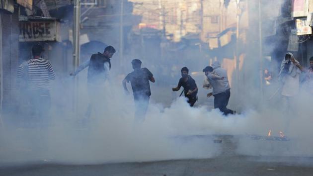 J-K Police fire tear smoke shells to disperse students protesting ‘mass ...
