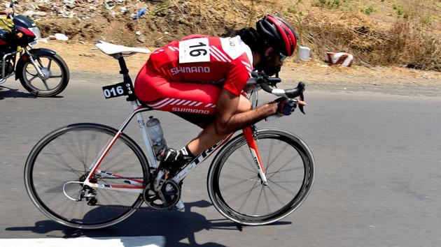 Mumbai-Pune cycle race: Top cyclists battle heat, traffic | Hindustan Times