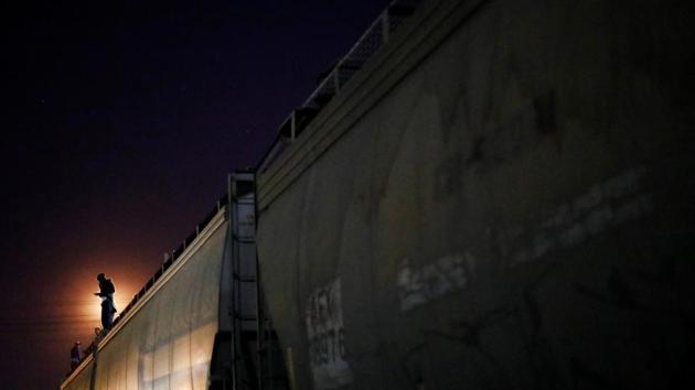 Photos: A group of migrants reach US-Mexico border, others expected ...