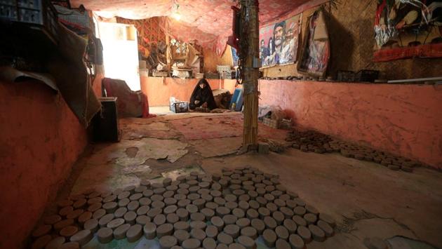 Photos: Making Turbah shrine tablets from the soil at Karbala in Iraq ...