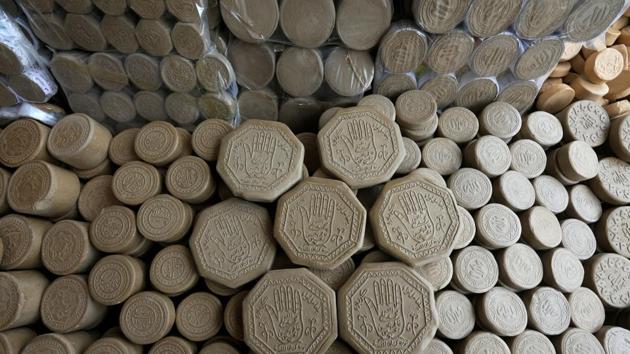 Photos: Making Turbah shrine tablets from the soil at Karbala in Iraq ...