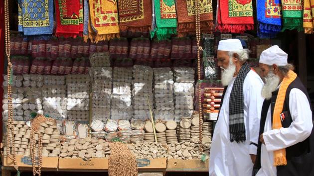 Photos: Making Turbah shrine tablets from the soil at Karbala in Iraq ...