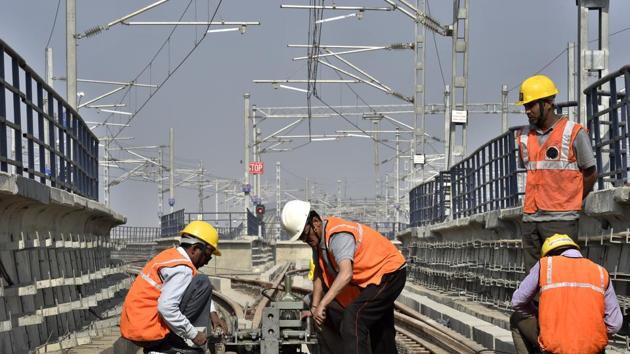 Rising pollution, fumes from open drains damaging Delhi Metro ...