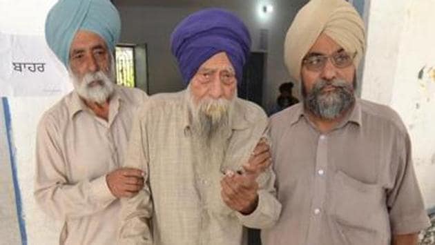 Shahkot bypoll: Voting underway amid VVPAT glitches | Hindustan Times