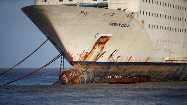 Photos: A peek into the world’s largest graveyard for ships in Alang ...