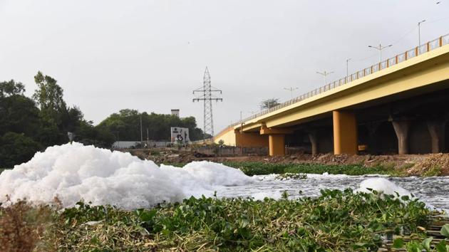 10-feet of ‘effluent’ foam drowns Pune’s Mula river - Hindustan Times