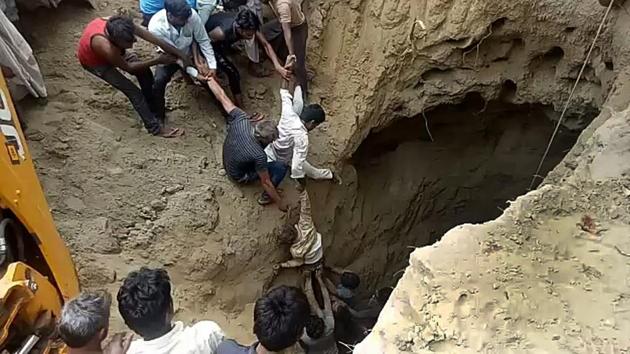 Labourer digging well buried alive in Bharatpur | Hindustan Times