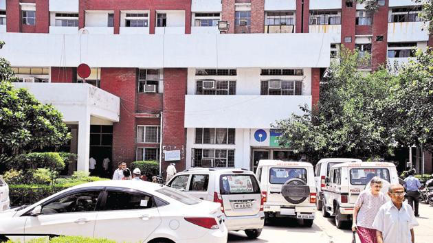 2 trapped inside Gurugram Mini Secretariat lift wait 40 minutes for ...