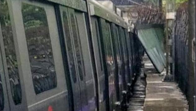 Delhi Metro violet line services disrupted after railing collapses due ...