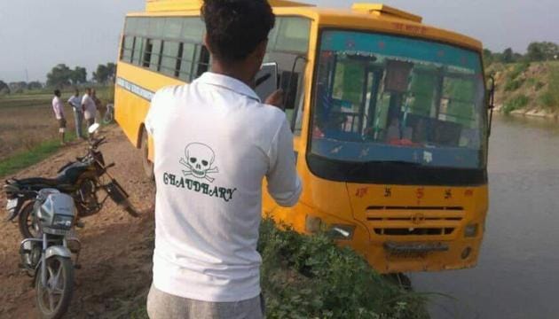 Front wheel hanging over edge, Noida school bus narrowly escapes plunge ...