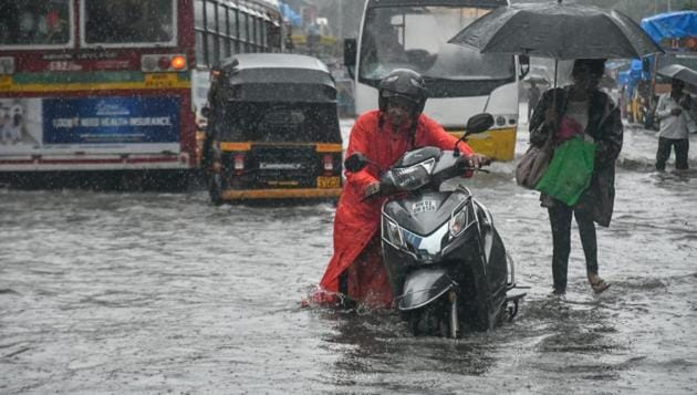 Waterlogging, traffic jams in Mumbai as rain lashes city, Met office ...