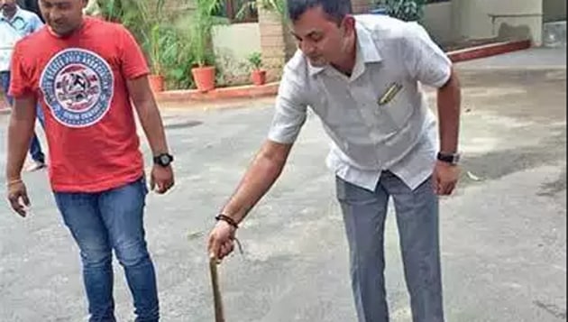 Watch: Gujarat Cong leader Paresh Dhanani handles poisonous snake ...