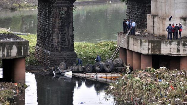 Two dead after speeding truck rams into safety railing, falls down bridge into river in Pune ...