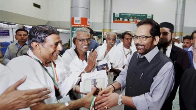 Mukhtar Abbas Naqvi flags off batch of Haj pilgrims from Mumbai ...