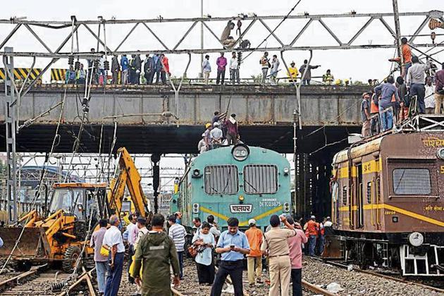 Overhead wires weigh down ROBs, say Mumbai experts | Mumbai news