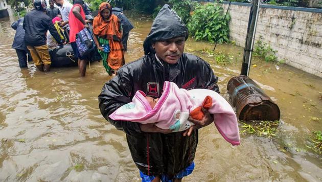 Kerala floods highlights: Red alert across all 14 districts, hundreds ...