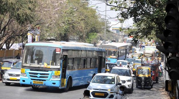 Speeding PMPML bus kills footpath dweller near Sassoon - Hindustan Times