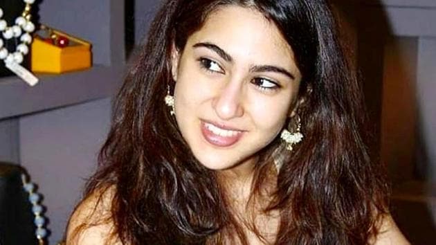 Sara Ali Khan flashes her cute smile as she enjoys shopping in Delhi ...
