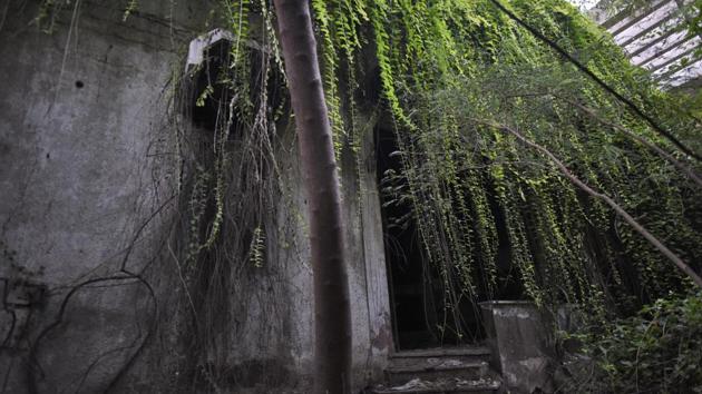 Photos: 2006 Nithari horror house stands hollowed out, in ruin ...