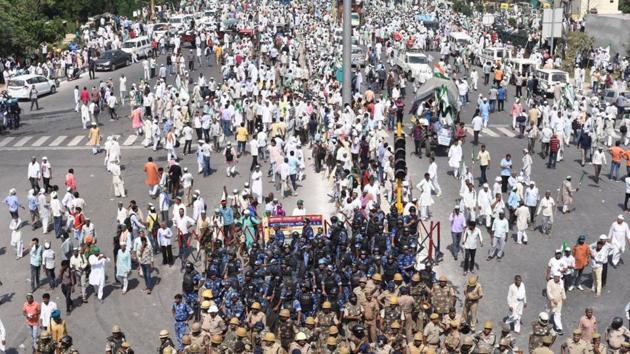 Photos: Kisan Rally turns violent, clashes as farmers try to enter ...
