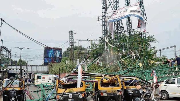 4 dead after 40-ft billboard frame collapses on vehicles in Pune | Hindustan Times