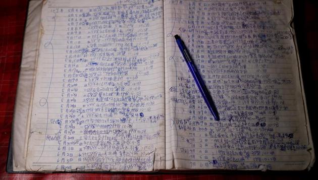 Photos: Taiwan’s “notebook boy” commits his memories in writing ...