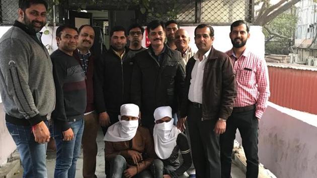 11 phones in 5 hours over 70 kms: Two teens go on mobile phones ...