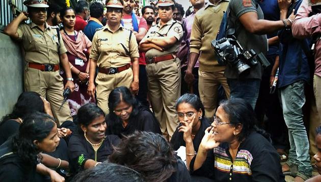 Sabarimala standoff LIVE updates: Lord Ayyappa devotees protest outside ...