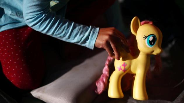 Photos: Parents on the migrant caravan lug hope; children their toys ...