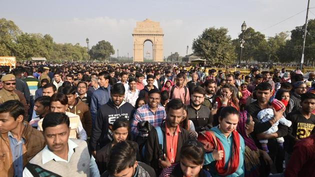 Deja Vu? New Year rush clogs Delhi again; nearly 2 lakh gather at CP ...