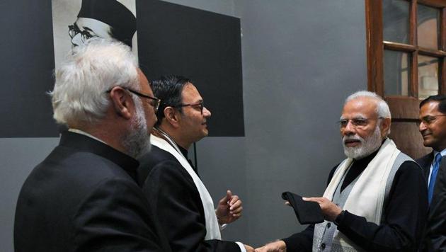 PM Modi receives cap once worn by Netaji Subhas Chandra Bose from ...