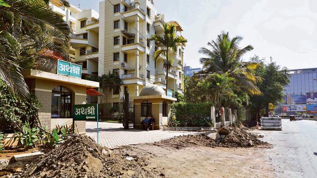 Footpath issue plagues senior citizens of Pune’s Athashri Apartments ...