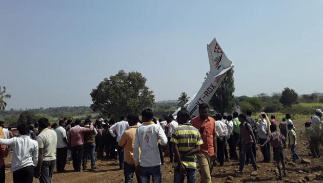Trainer plane crashes in Baramati, pilot hurt | Hindustan Times