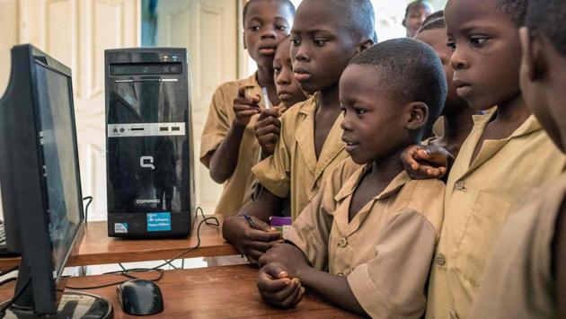 Photos: Travelling classroom bridges digital divide in Benin ...