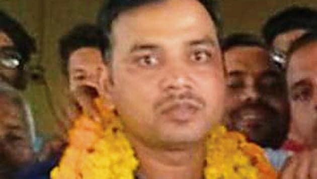 Pulwama attack survivor receives grand welcome | Hindustan Times