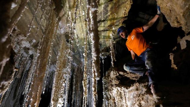 A scramble for aid in Mozambique and light over Mont Blanc: Photos of ...