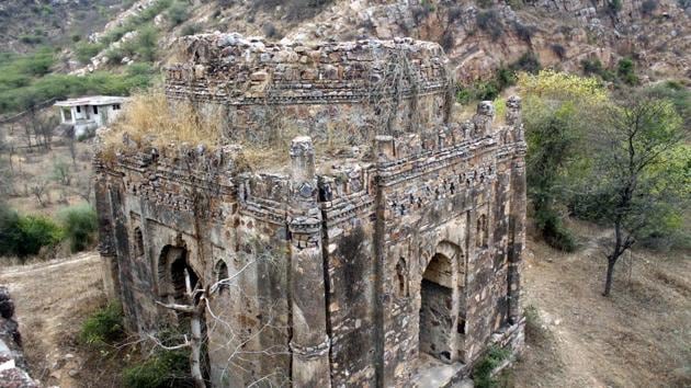 Photos: Tucked away in Sohna, two decaying Lodhi-era tombs | Hindustan ...