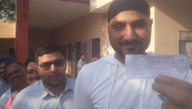 Lok Sabha Elections 2019 Harbhajan Singh Casts Vote In Jalandhar