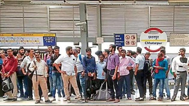 Snag cuts Metro link to city, hits thousands | Hindustan Times
